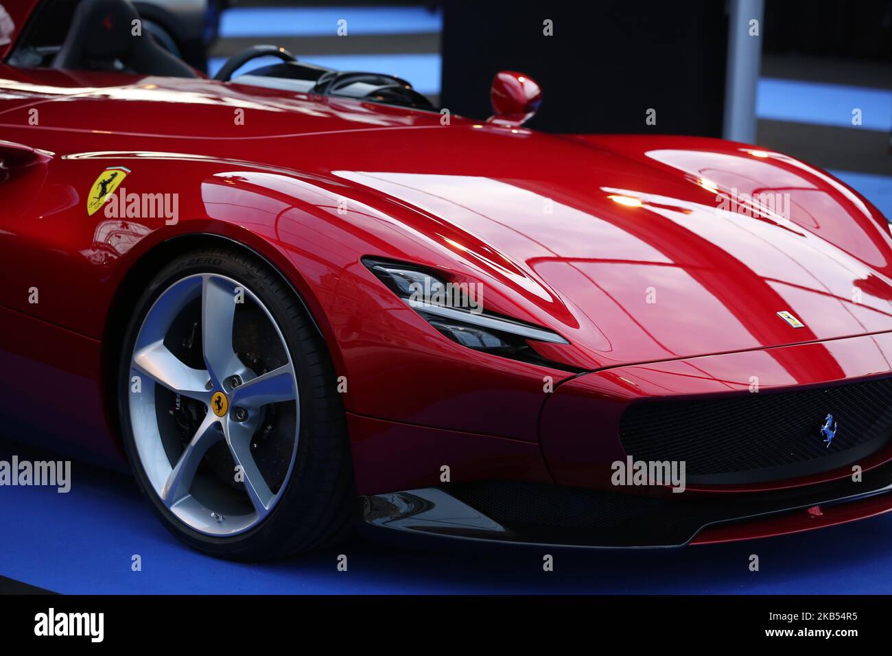 Une Ferrari Monza SP1 Supercar est exposée lors du jour de presse de l ...