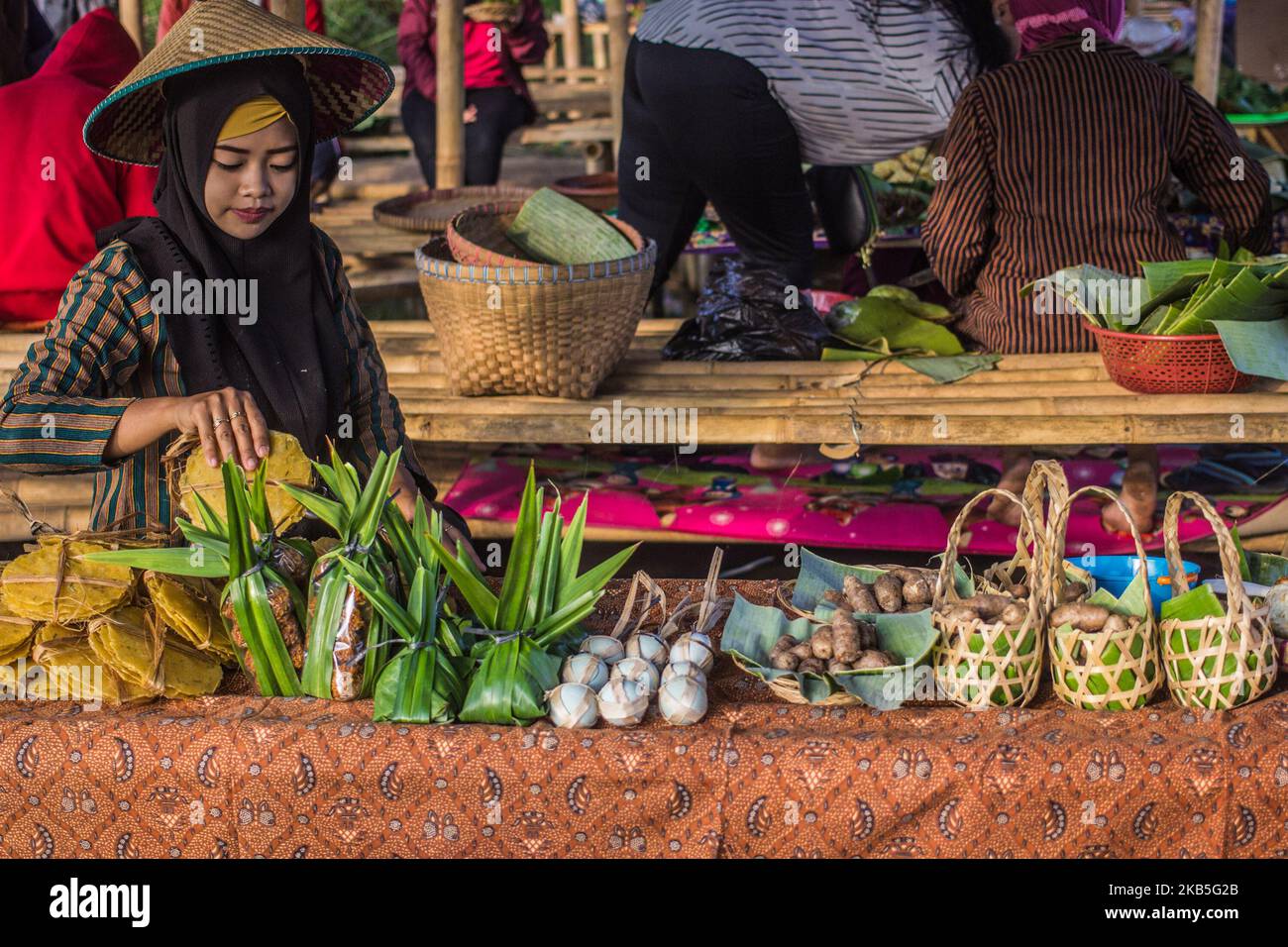 Les touristes visitent le marché Sawahan, un marché traditionnel de ...