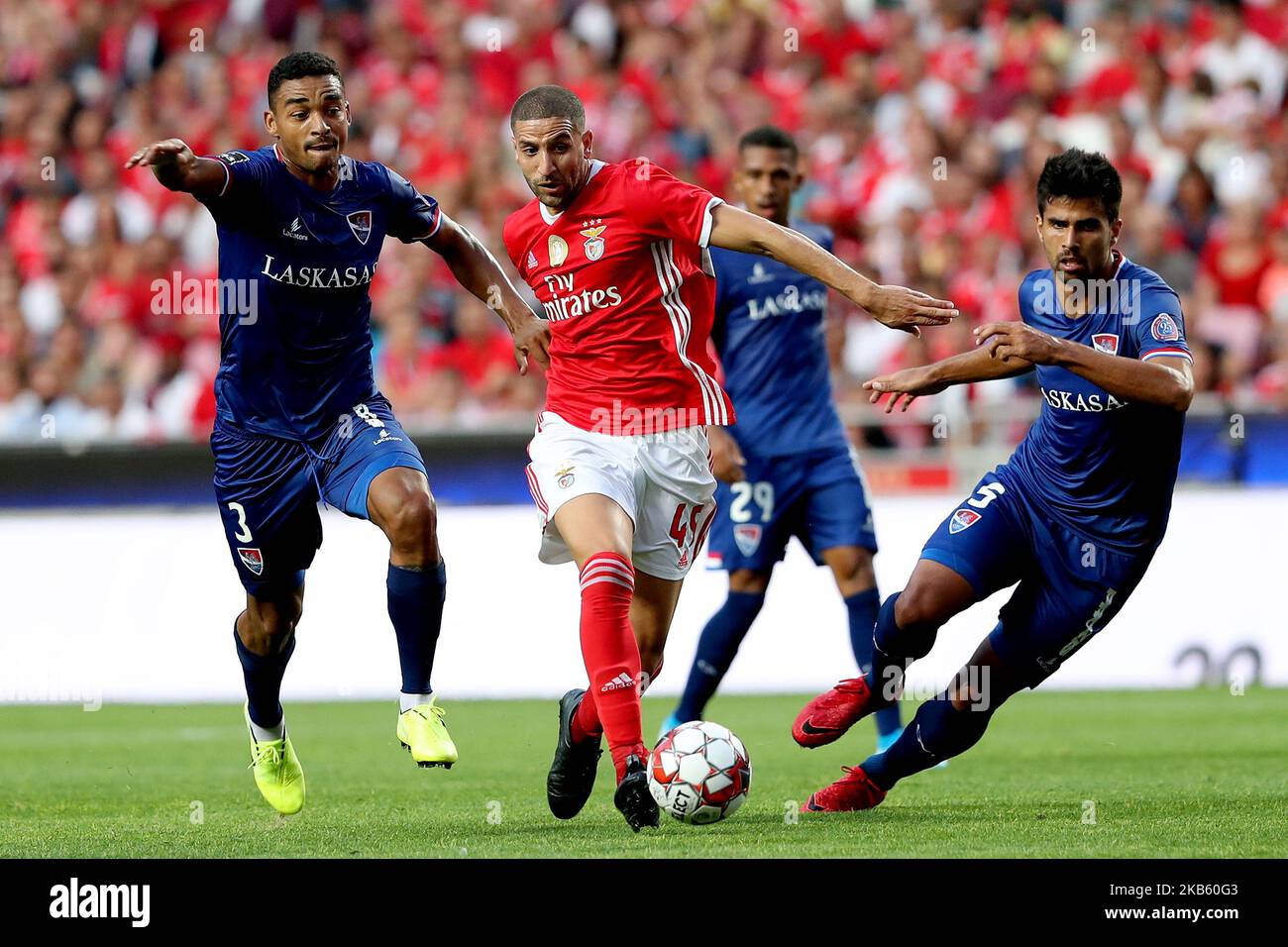 Adel Taarabt de SL Benfica (C ) est accompagné de Soares de Gil Vicente ...