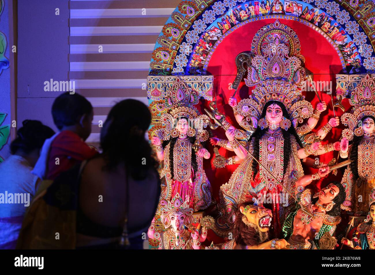 Les dévotés offrent des prières à la déesse Durga lors du festival ...