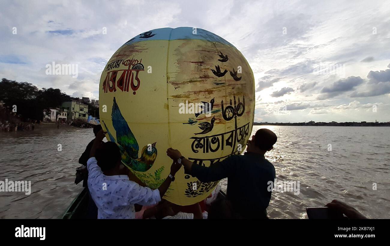Spécialiste de lanterne de ciel Ajoy Dutta une grande lanterne de ciel spéciale volent le fleuve ...