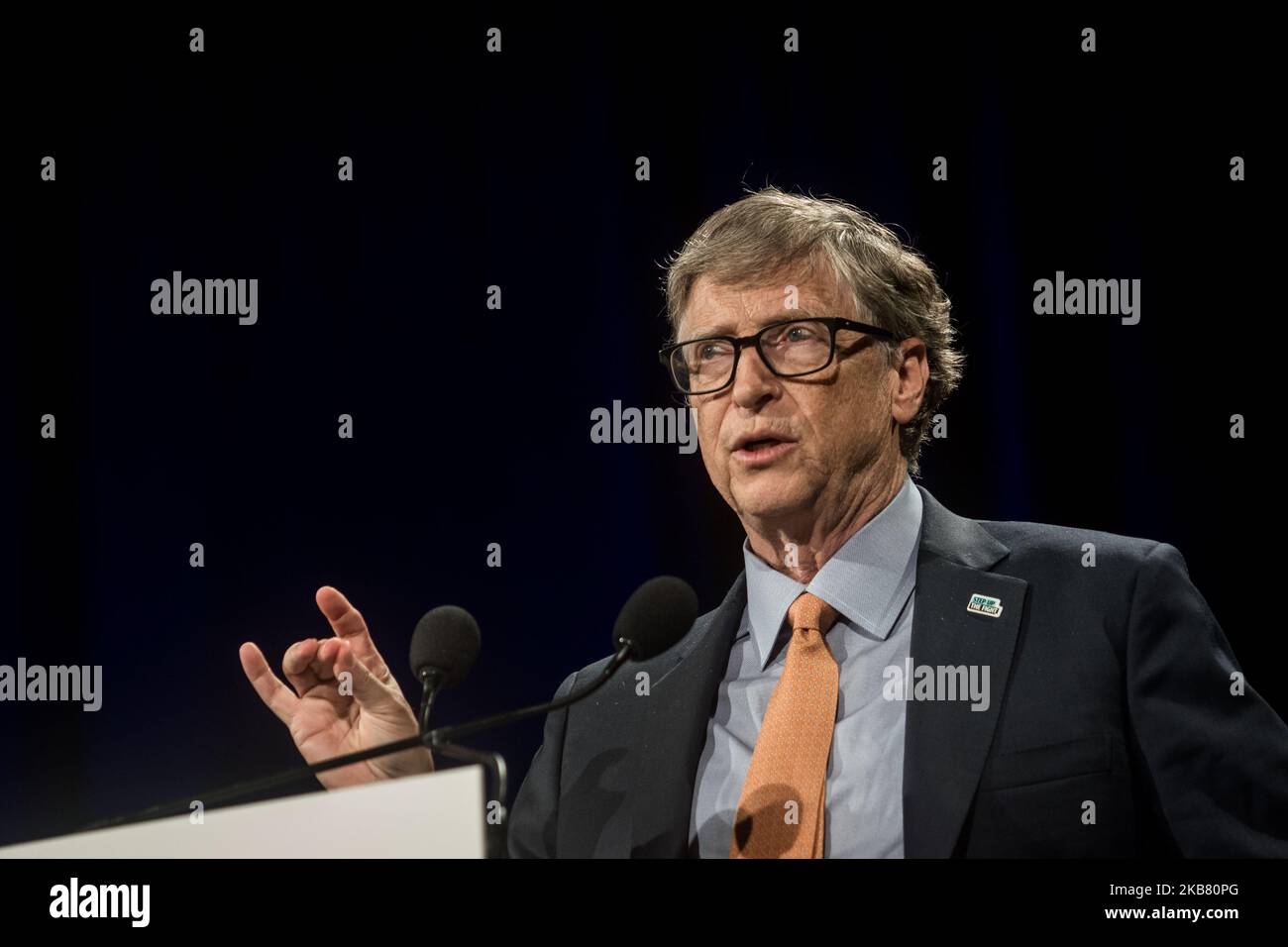 Bill Gates prononce un discours lors de la journée de collecte de fonds ...