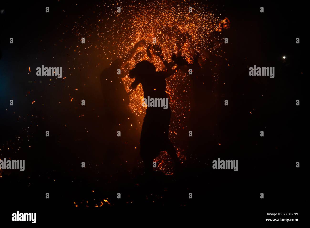 Des dizaines de jeunes du village de Tuban lancent des coques de noix ...