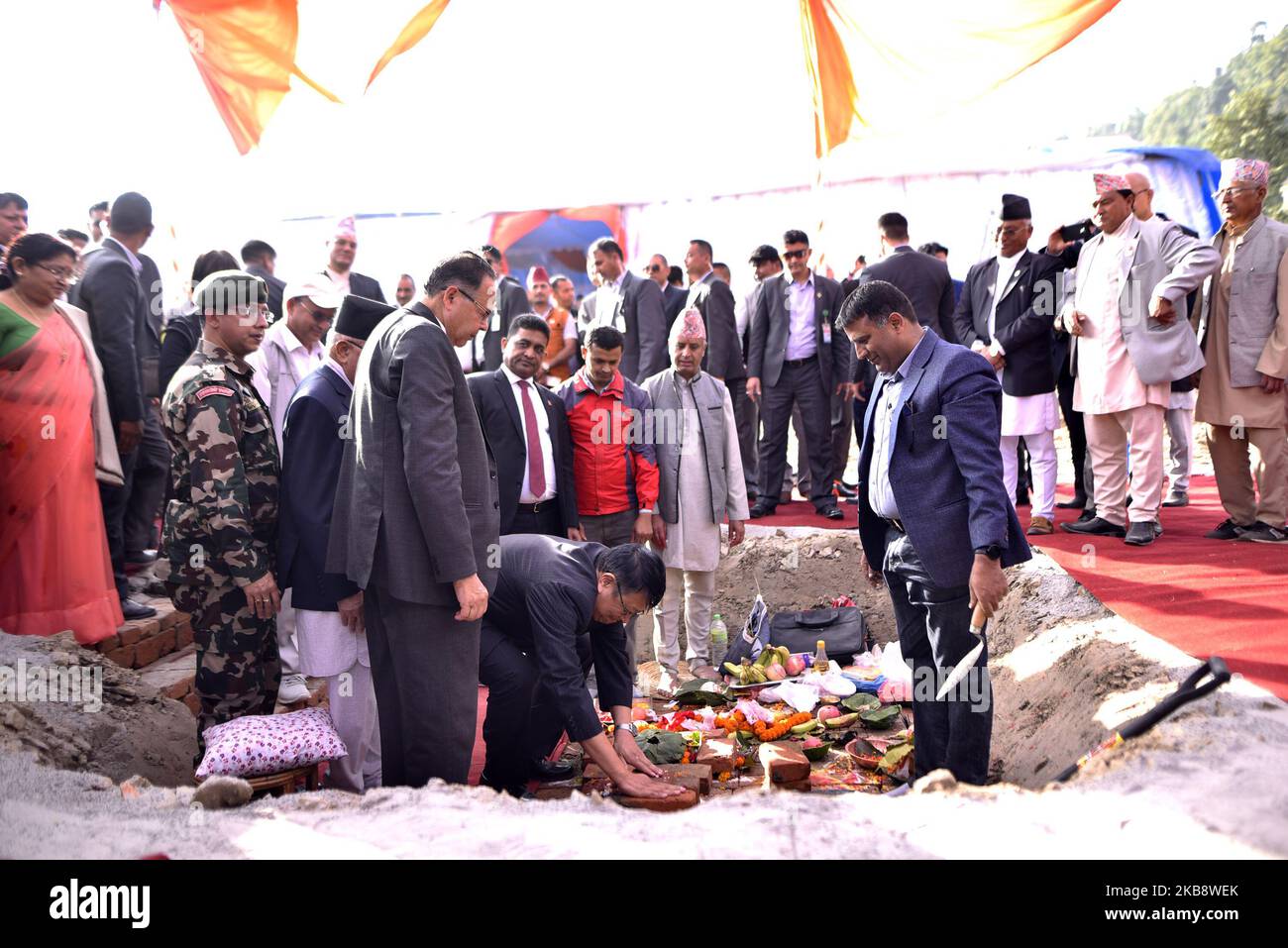 L'Ambassadeur du Japon au Népal Masamichi Saigo pose la pierre de ...