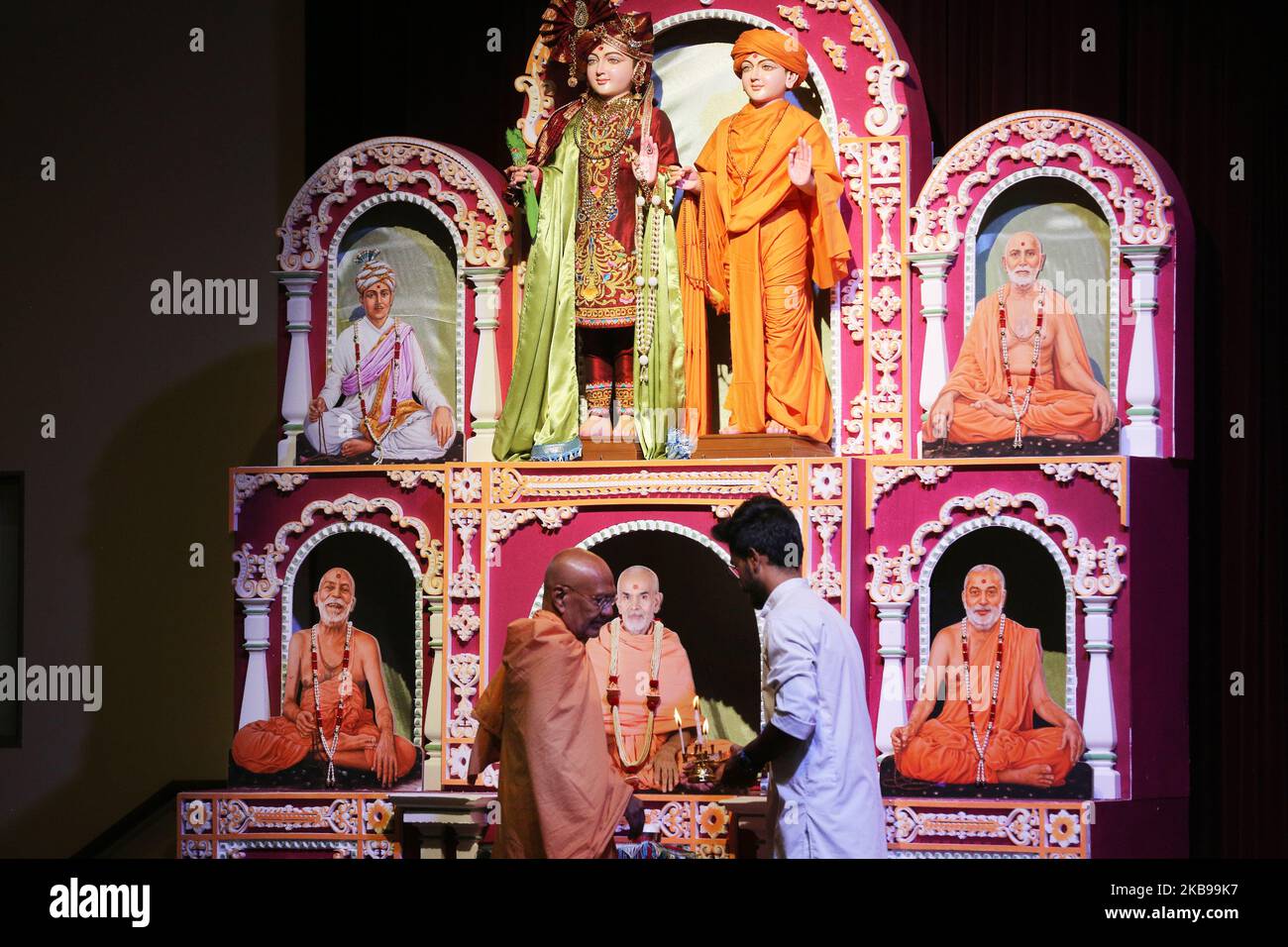 Le prêtre hindou fait des prières spéciales au BAPS Shri Swaminarayan ...