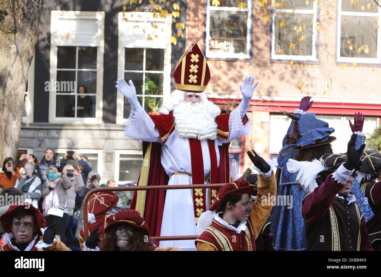 Saint Nicolas, la version néerlandaise du Père Noël et de son 'Piet Zwarte', ou Pete Noir avec ...