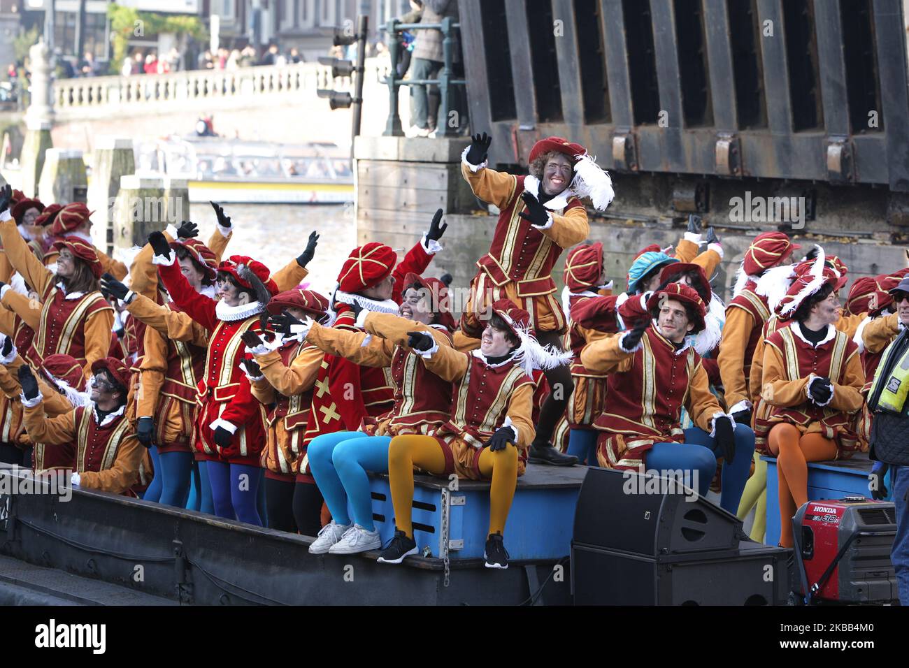 Saint Nicolas, la version néerlandaise du Père Noël et de son 'Piet Zwarte', ou Pete Noir avec ...
