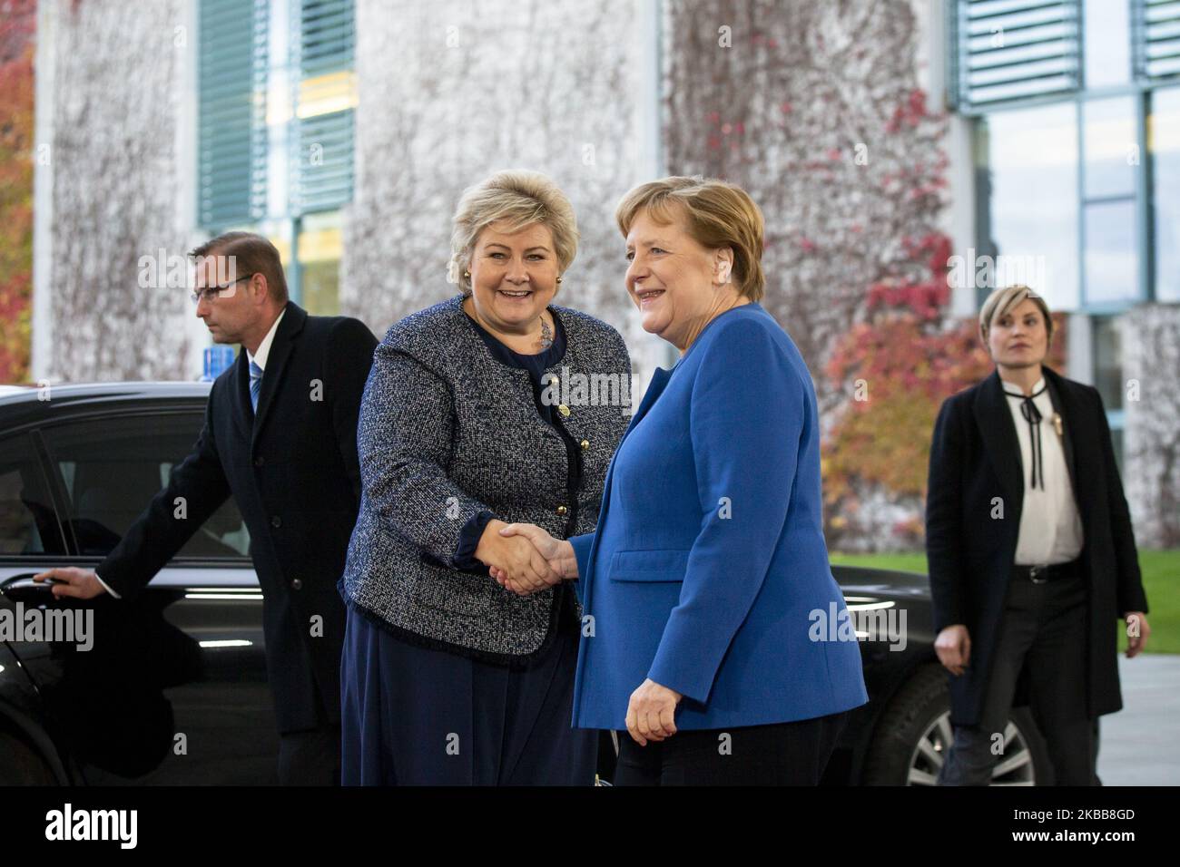 La chancelière allemande Angela Merkel salue le Premier ministre norvégien Erna Solberg lors de ...