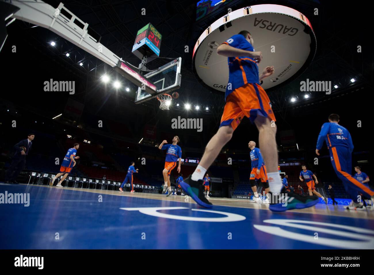 Le panier de Valence se réchauffe avant le match de la saison régulière ...