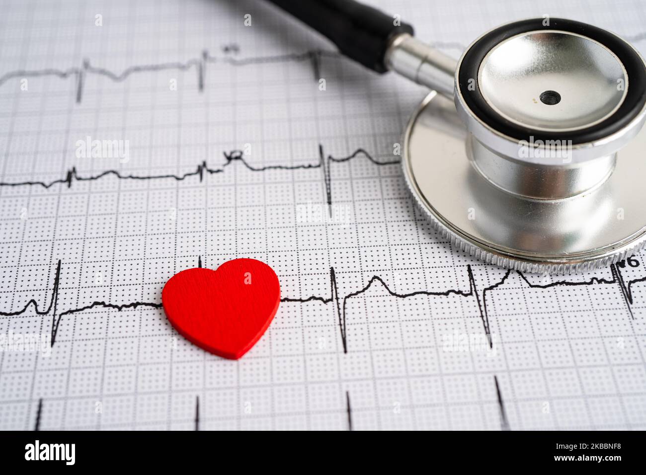 Stéthoscope sur ECG d'électrocardiogramme avec cœur rouge, onde ...