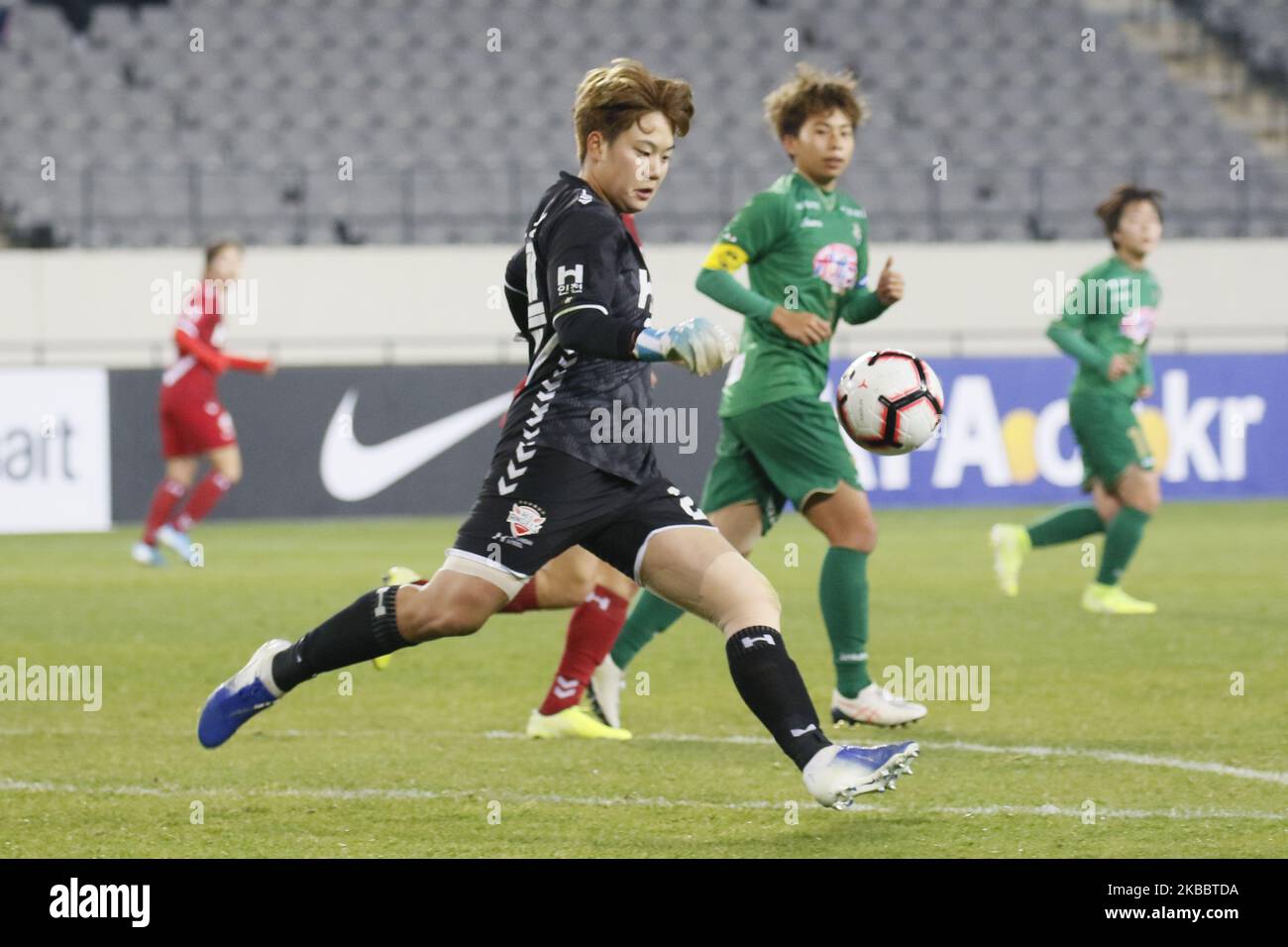 Min-jeong Kim, gardien de but des Hyundai Steel Red Angels en action lors d'un tournoi pilote ...
