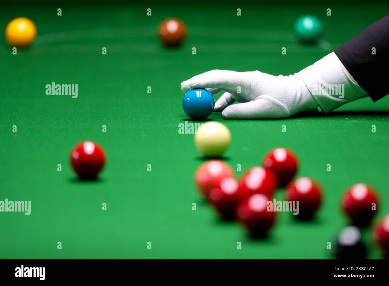 Un responsable du jeu inspecte le placement de la balle dans la ...