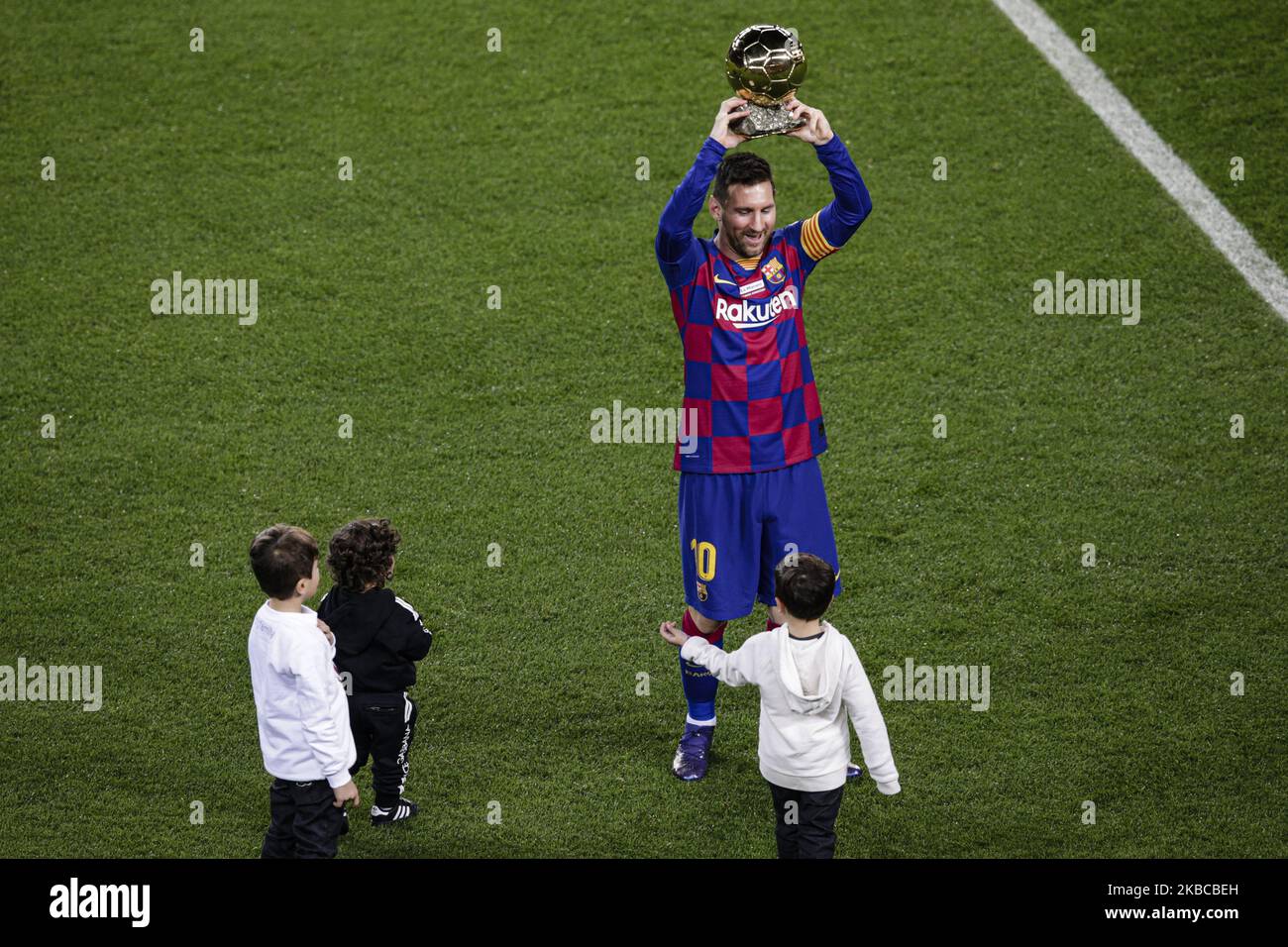 10 Lionel Messi d'Argentine du FC Barcelone montrant son sixième ballon ...