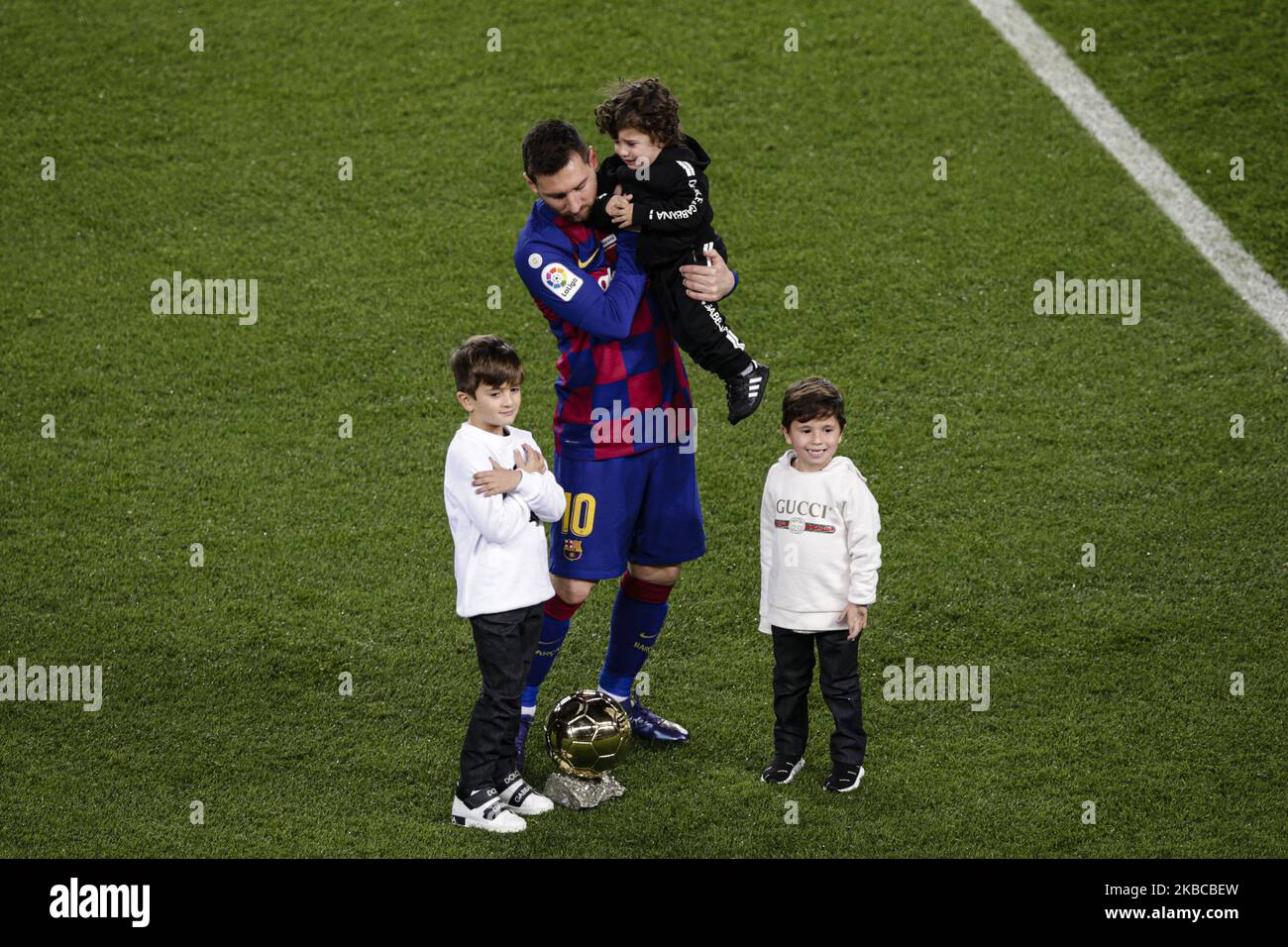 10 Lionel Messi d'Argentine du FC Barcelone montrant son sixième ballon ...