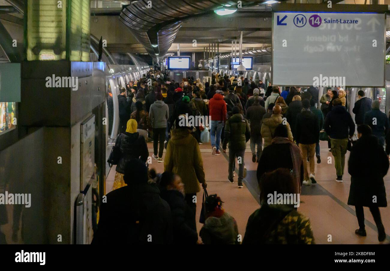 Paris metro station gare de lyon Banque de photographies et d’images à ...