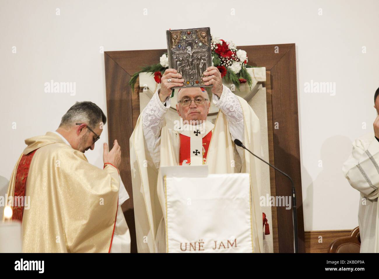 George Antonio Frendo, archevêque de Tirana et de Duresson, célébrant ...