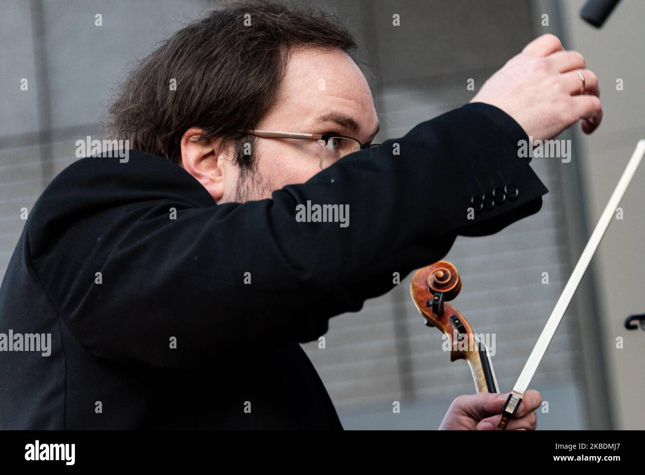 Le chef d'orchestre de l'Opéra de Paris guide les musiciens lors du ...