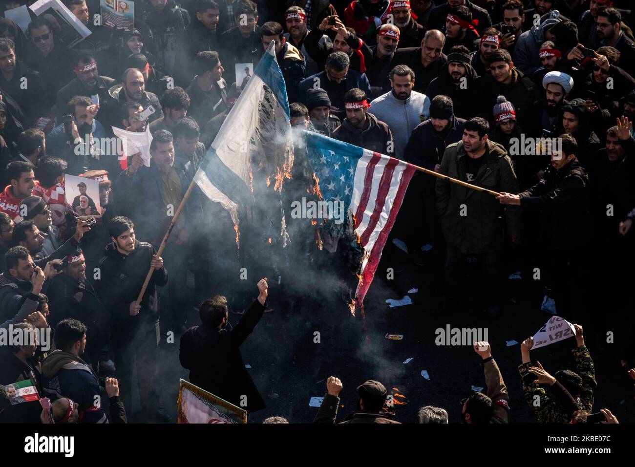 Les manifestants iraniens brûlent un drapeau israélien et américain ...
