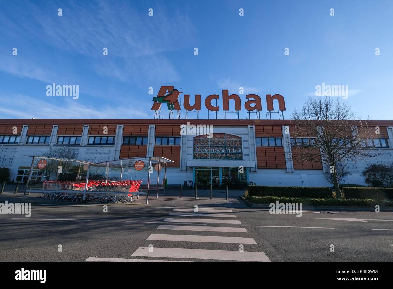 Un supermarché Auchan sur 6 janvier 2020, à Roncq, en France. Avec une ...