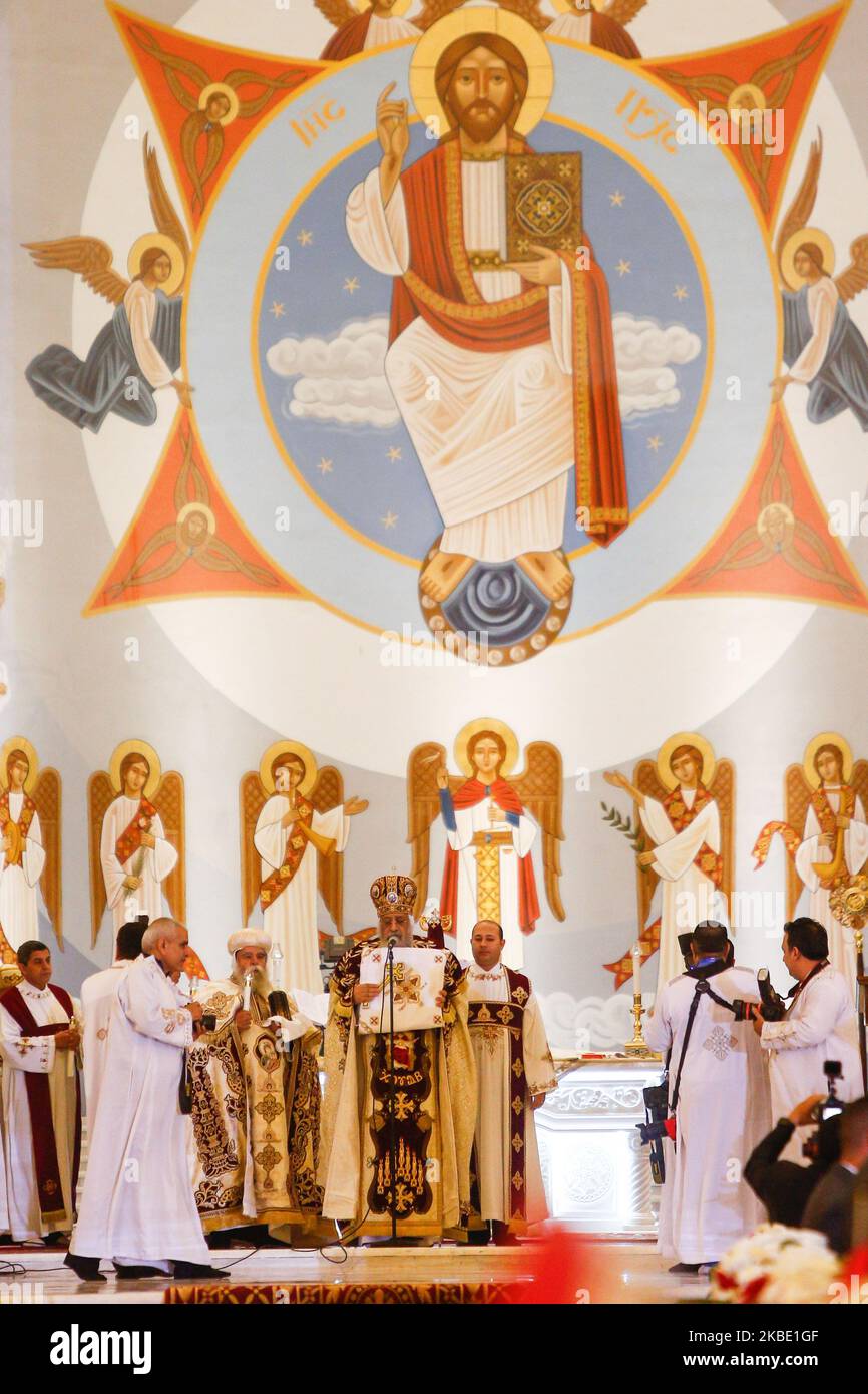 Égypte le pape copte Tawadros II mène la messe de la veille de Noël ...