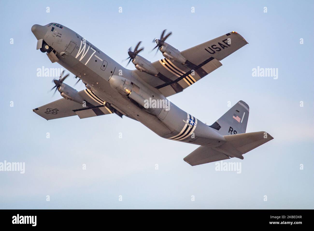 Un avion-turbopropulseur de transport militaire C-130 emblématique ...
