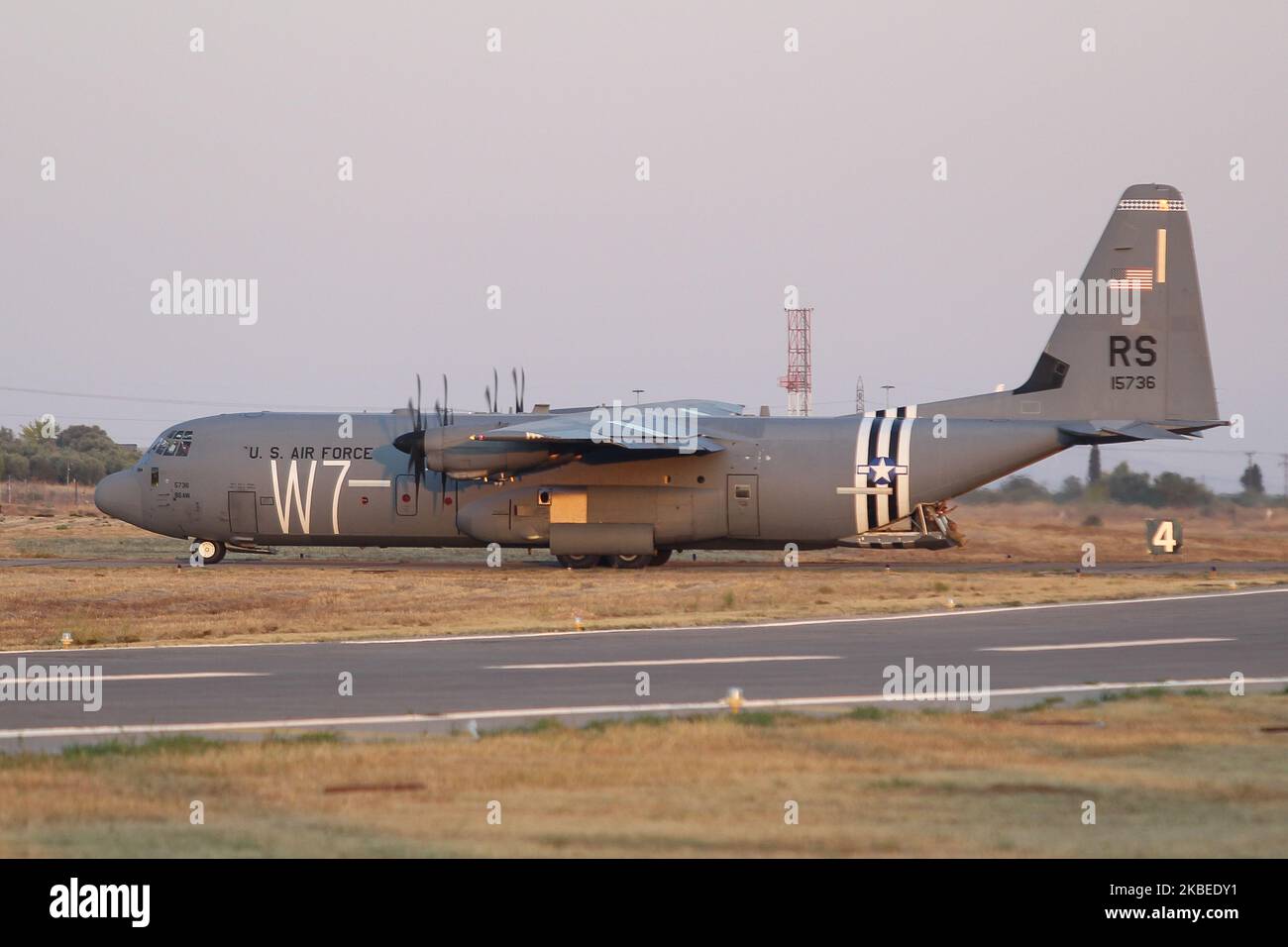 Un avion-turbopropulseur de transport militaire C-130 emblématique ...