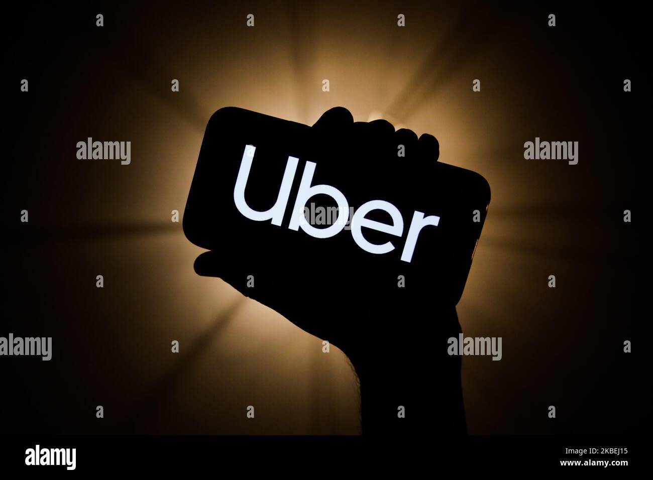 Dans cette illustration, le logo Uber est visible sur l'écran du ...