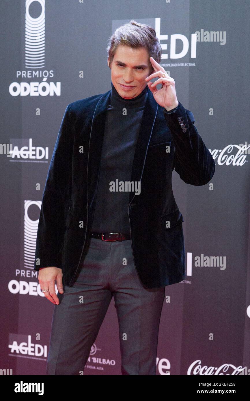 Carlos Baute pose pour les photographes avant le gala des Odeon Music ...