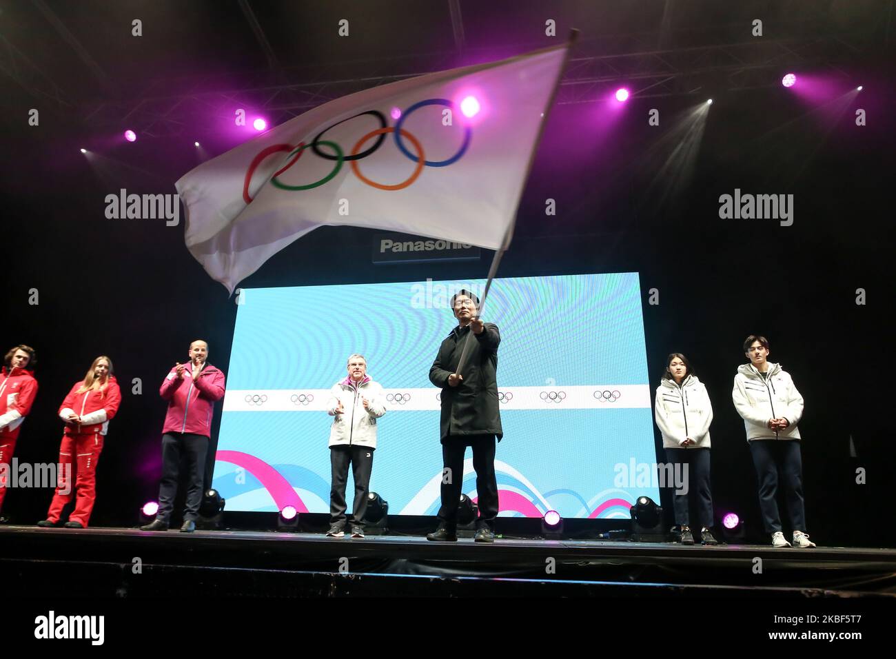 Une cérémonie de remise du drapeau olympique assistée par le président ...