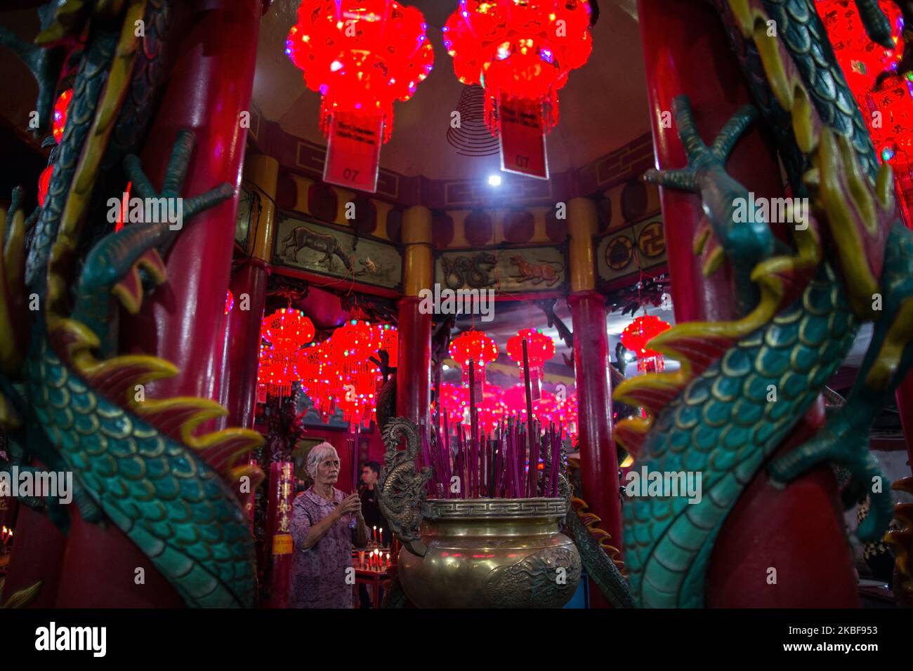 Les Chinois-Indonésiens prient lors des célébrations du nouvel an ...