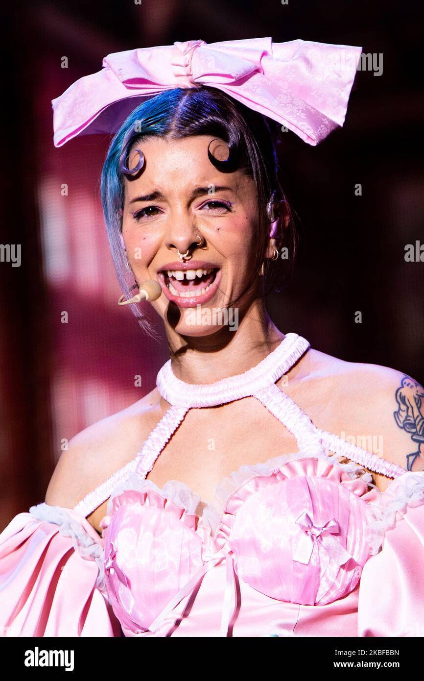 Melanie Martinez se produit en direct dans le quartier de Lorenzini à ...
