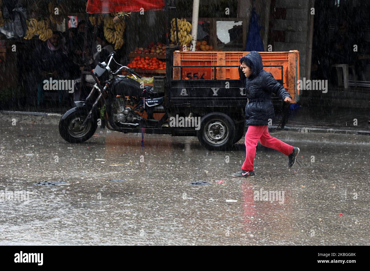 Une fillette palestinienne s'est enlisée dans une rue inondée le jour ...