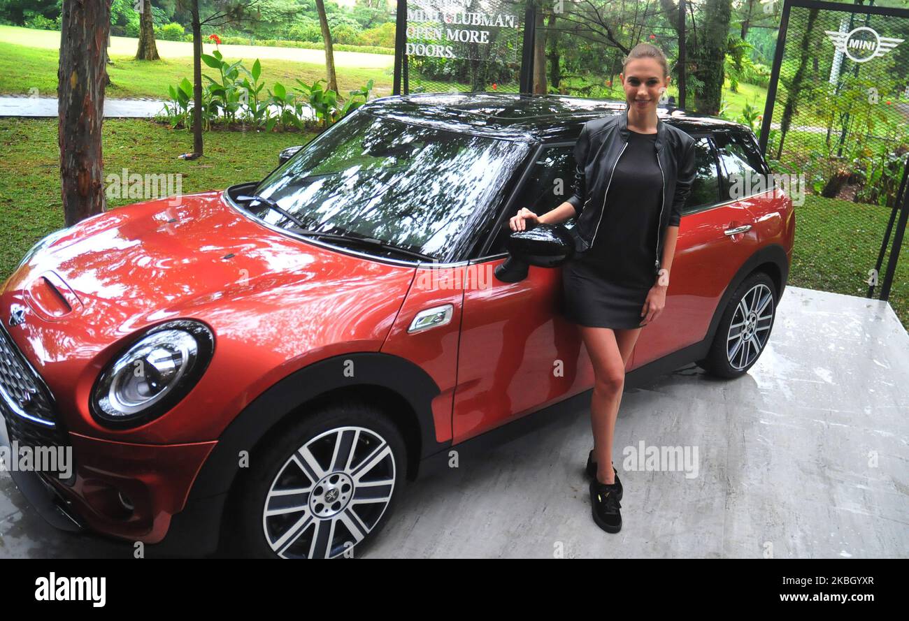 Le modèle posé lors du lancement du nouveau MINI John Coopers Works à ...