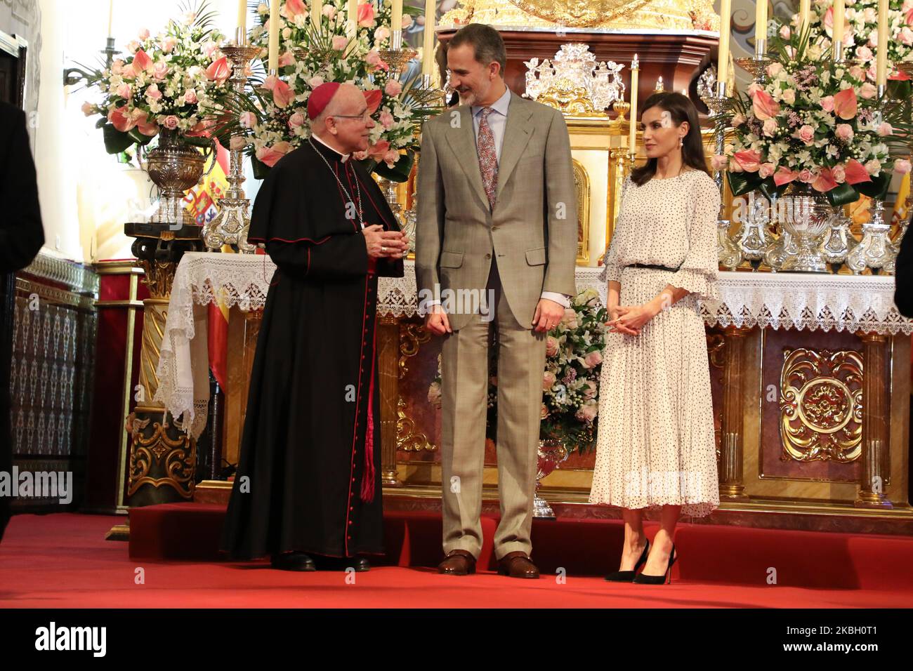 Le roi Felipe VI et la reine Letizia après avoir visité la paroisse de ...