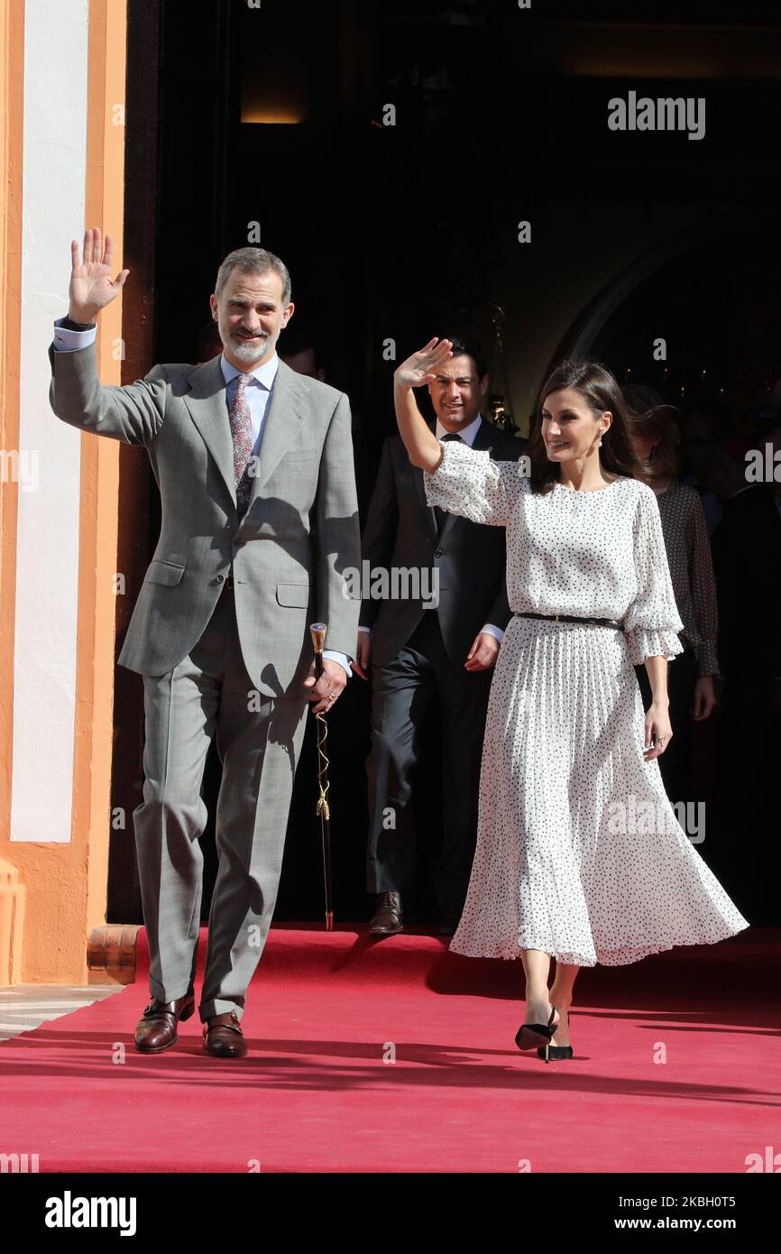 Le roi Felipe VI et la reine Letizia après avoir visité la paroisse de ...
