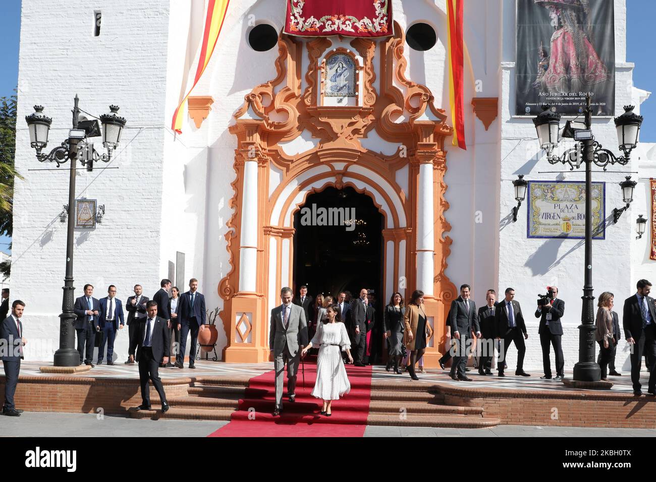Le roi Felipe VI et la reine Letizia après avoir visité la paroisse de ...