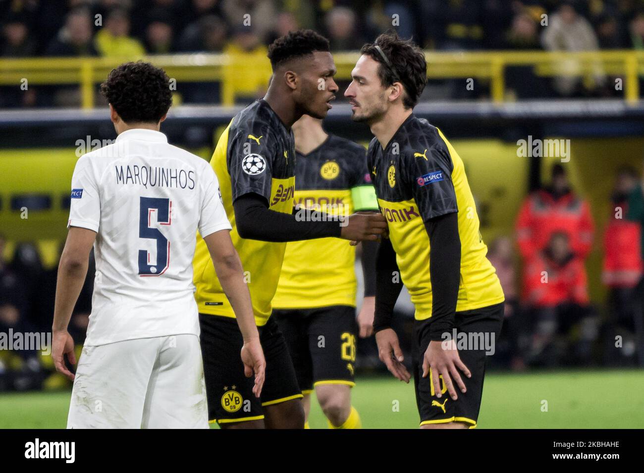 DaN-Axel Zagadou et Mats Hummels de BVB parle lors de la Ligue des champions de l'UEFA, 16 ...