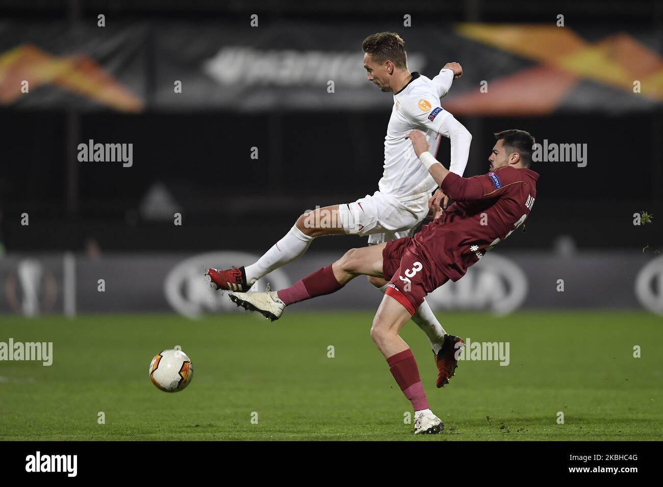 Luuk de Jong du FC Sevilla en action contre Andrei Burca de CFR Cluj ...