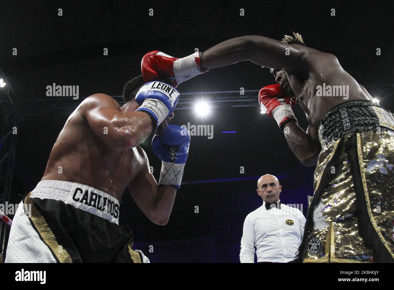 Arbitre de boxe Banque de photographies et d’images à haute résolution ...