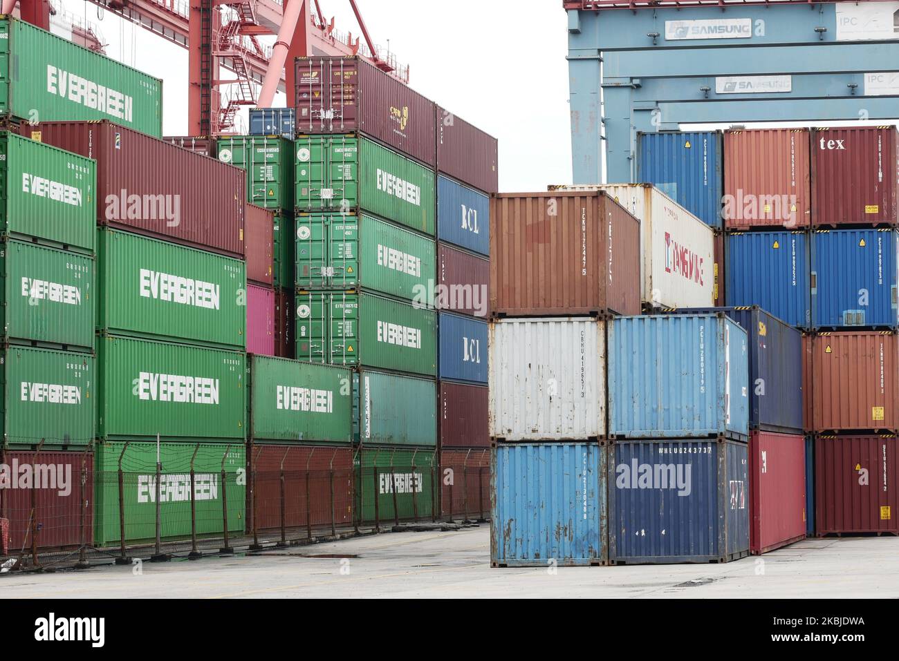 Jakarta international container terminal Banque de photographies et d ...