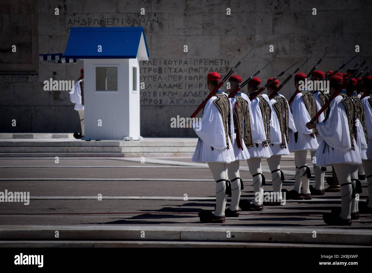 Les gardes présidentiels de la Grèce défilent lors d'une cérémonie de ...