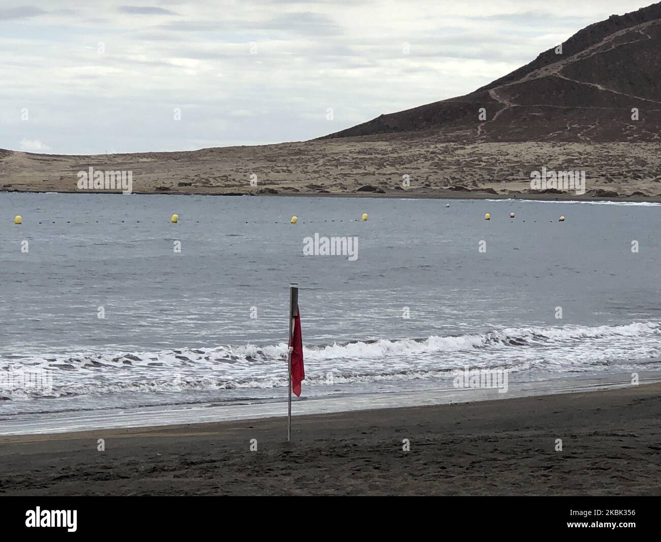 Drapeau rouge, interdit d'aller à la plage de Ténérife, îles Canaries ...
