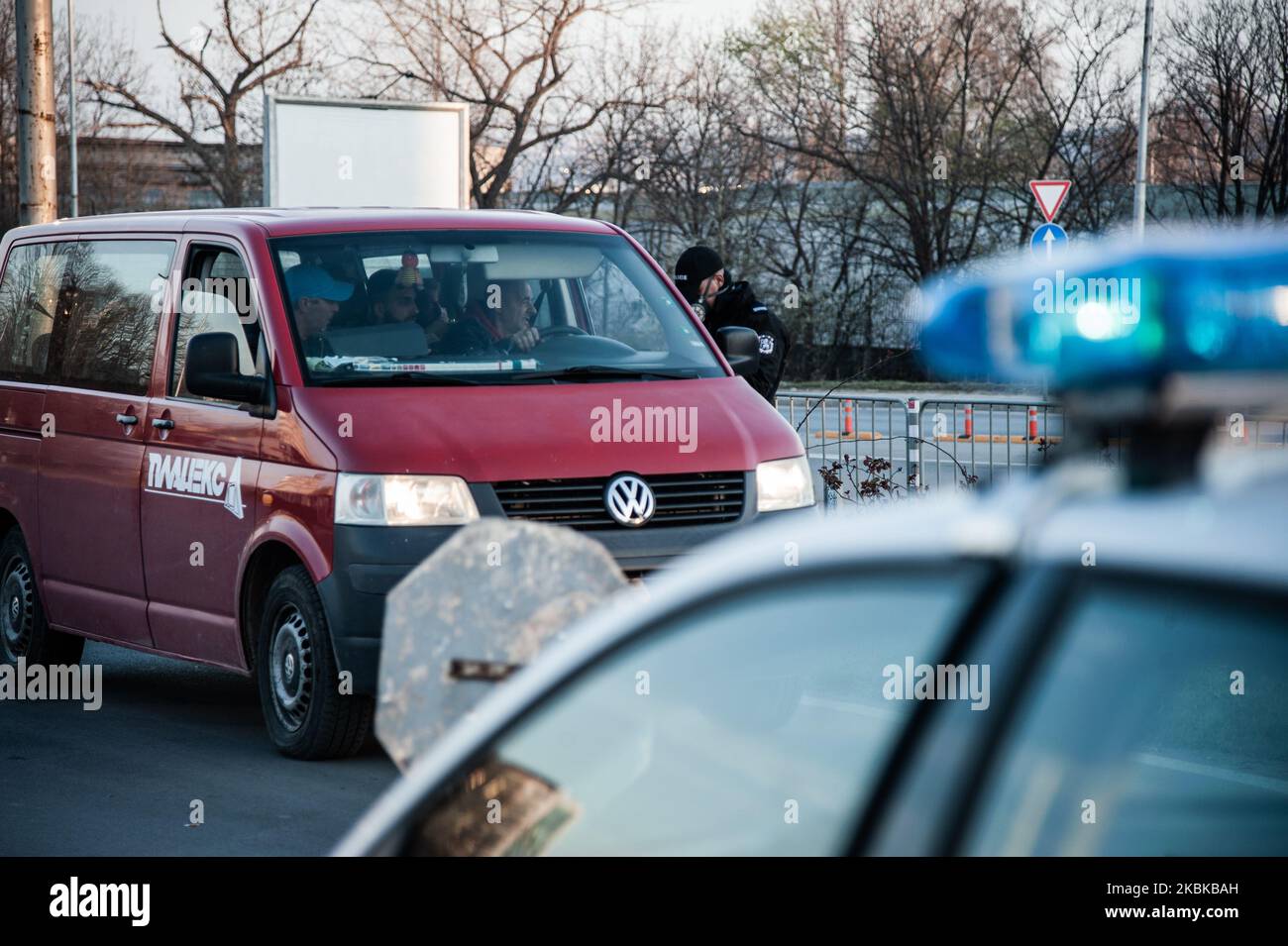 Les policiers munis de masques de protection vérifient les documents ...