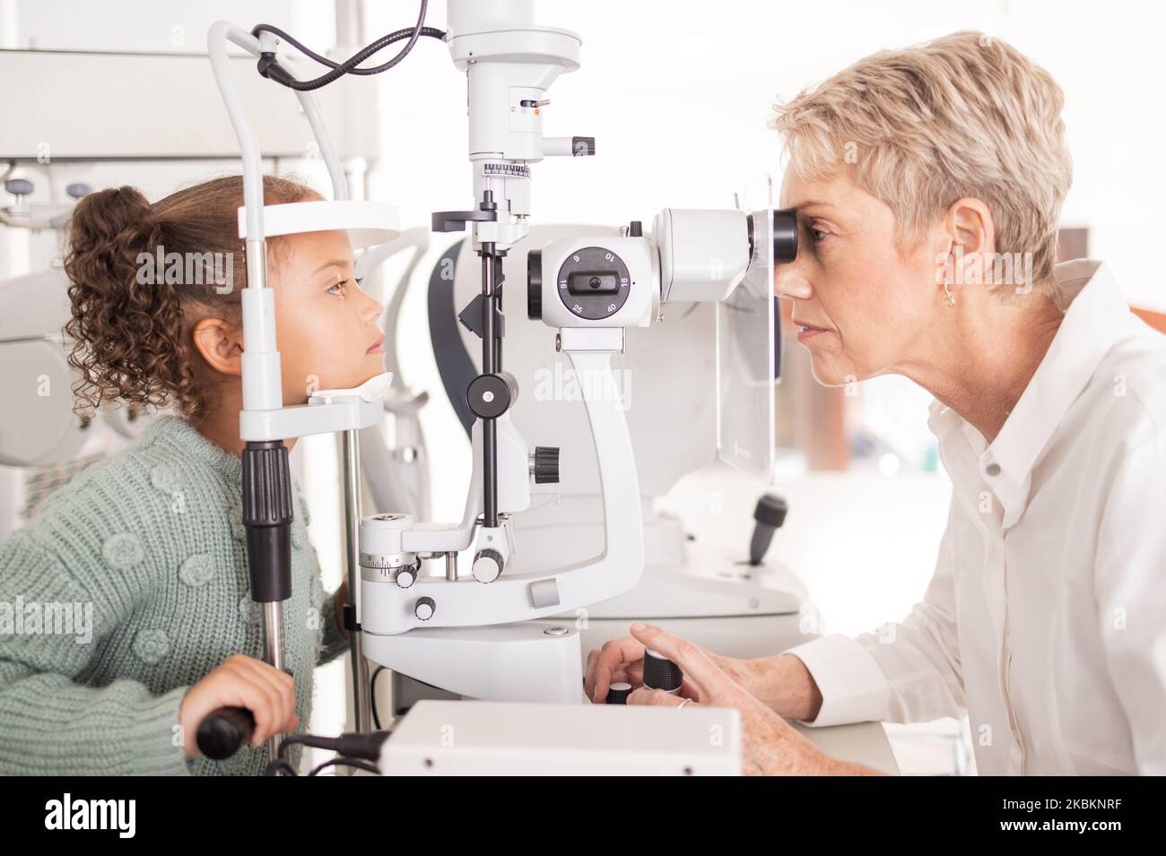 Examen des yeux, des tests et de la vision de l'enfant pour la santé ...