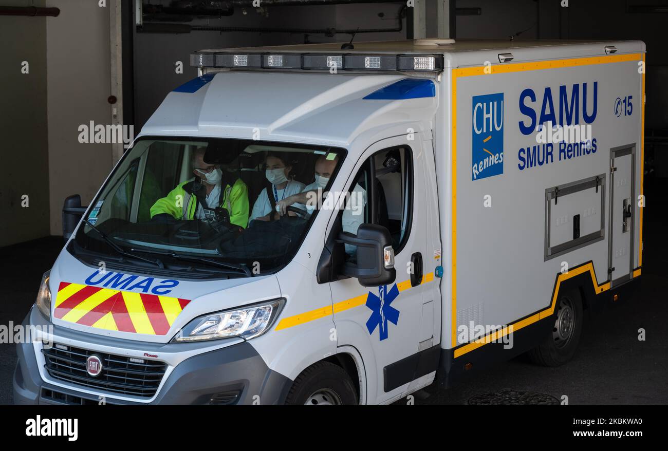 Samu ambulance sur 1 avril 2020 à Rennes, France pendant le transfert ...