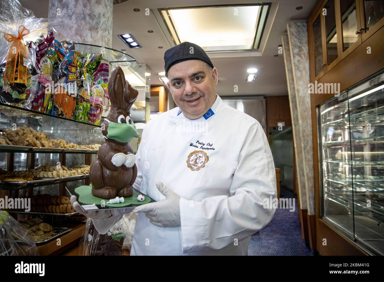 Chef pâtissier et propriétaire de la pâtisserie Averof, Marios ...