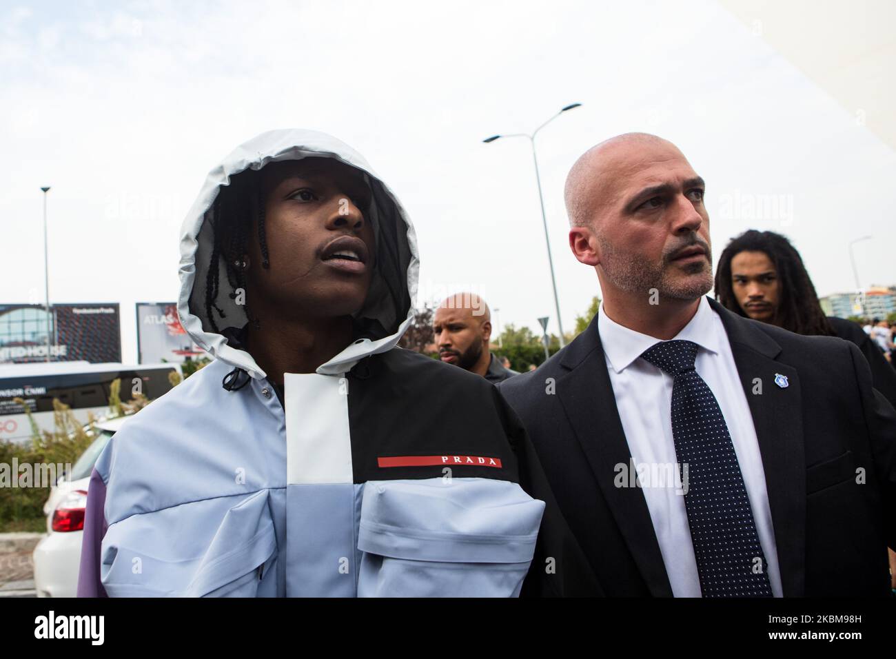 ASAP Rocky assiste aux fans à l'extérieur de Prada à Milan Fashion week ...