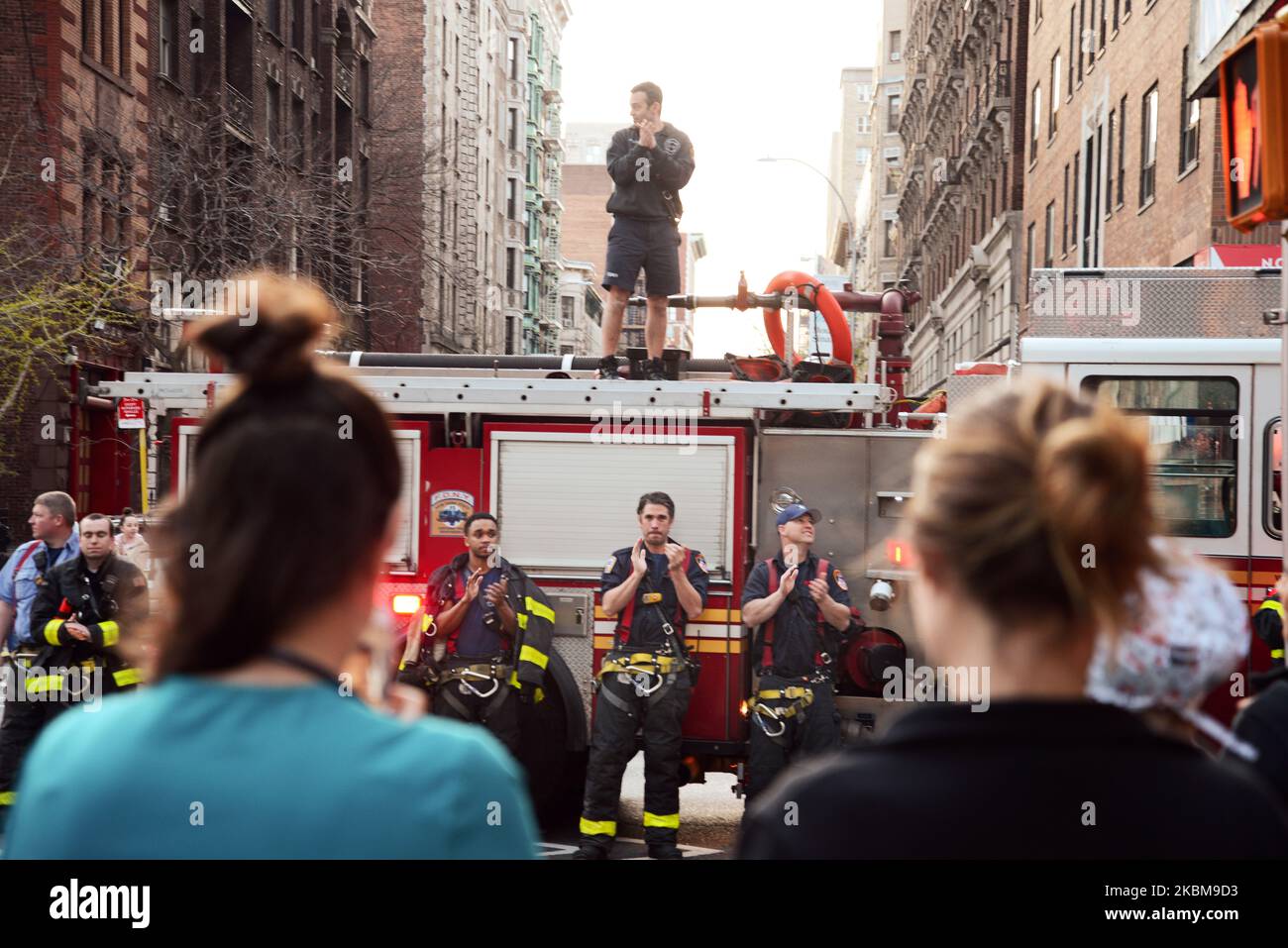 Les pompiers applaudissent, applaudissent et rament leurs sirènes pour ...