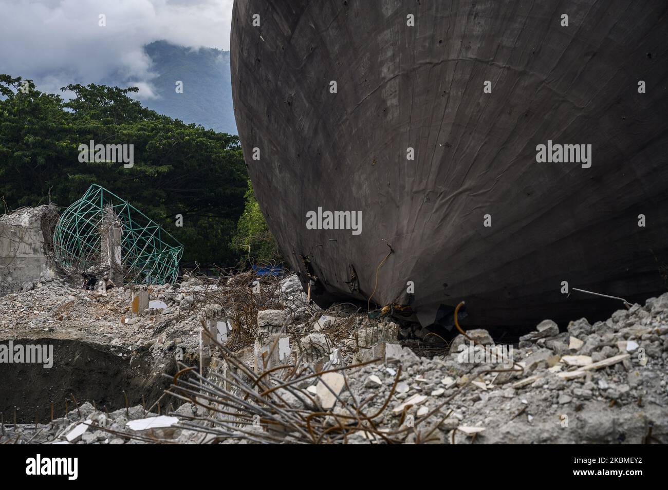 Un ouvrier se trouve à proximité des ruines de la mosquée Darussalam ...