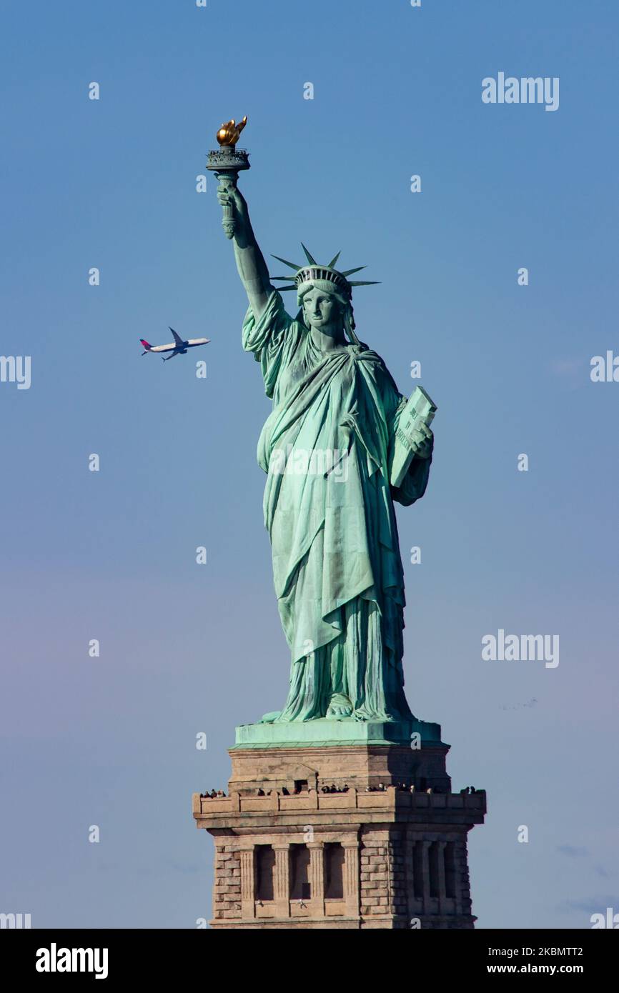 Statue de la liberté vue lors d'un ciel bleu sans nuages et d'un avion ...